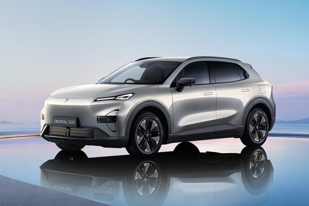 SUVάρα σε σούπερ τιμή το νέο MG HS PHEV 272 PS - AutoGreekNews
